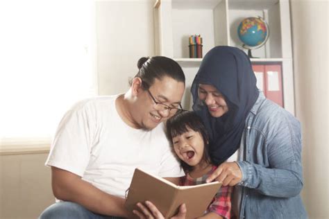 32.100+ Indonesia Family Foto Stok, Potret, & Gambar Bebas Royalti - iStock