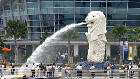 น่ารัก สาวไทยทำท่าสระผม จากสิงโตพ่นน้ำ ได้ใจชาวเน็ตสิงคโปร์ คลิป