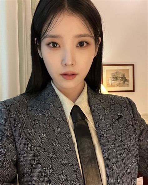 밀라노 구찌 패션위크 정장 입은 아이유 촬스의 이슈와 유머