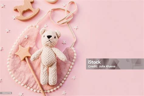 턱받이와 나무 장난감 파스텔 핑크 배경에 소녀를위한 아기 물건과 액세서리 세트 베이비 샤워 개념 패션 신생아 플랫 레이 상단 뷰 0명에 대한 스톡 사진 및 기타 이미지