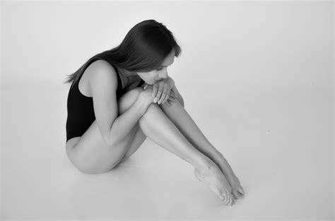 무료 이미지 손 사람 검정색과 흰색 소녀 여자 화이트 사진술 다리 초상화 좌석 검은 단색화 팔 인간의
