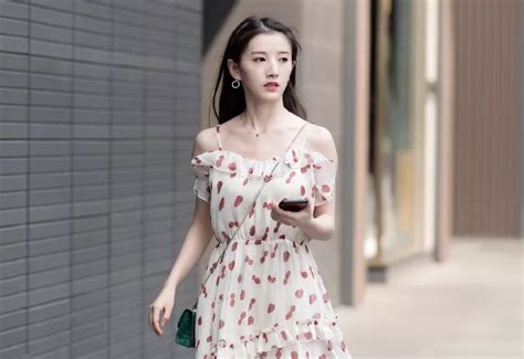 街拍组图：高跟鞋搭配出街，让女性秀出女神的姿态 知乎