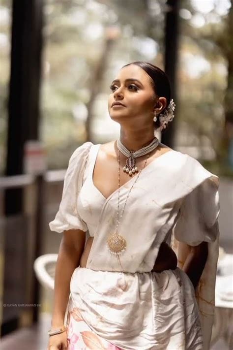 මෙතනින් ඔසරියට ලස්ස්න කවුද කියාගෙන යමු බලන්න Youtube