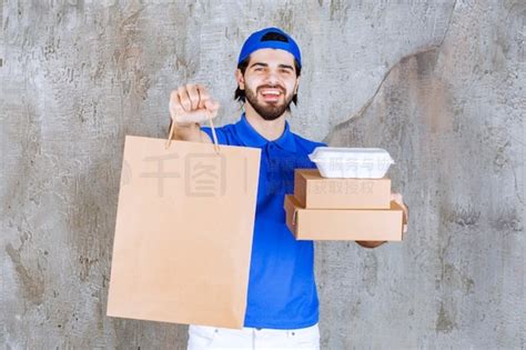 成人高清图片 身穿蓝色制服的男快递员携带纸板包裹、购物袋和塑料外卖盒。 人像图片免费下载格式626像素编号53630523 千图网