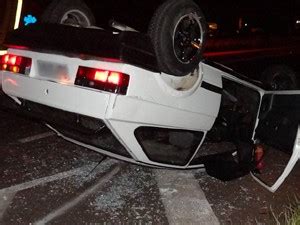 G1 Motorista sai ileso após capotar carro na SP 215 em São Carlos SP