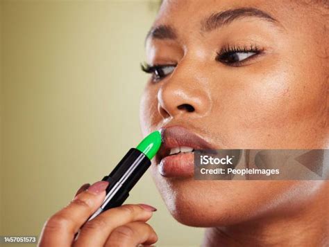 립스틱 흑인 여성과 입 메이크업과 스킨케어 화장품과 미학이 녹색 스튜디오 배경에 있다 아프리카 모델 얼굴 광고 미용 제품 및 립 컬러 럭셔리 패션 및 립밤 20 24세에