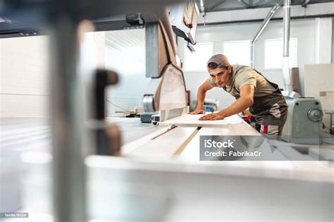 가구 공장에서 원형 톱을 사용하여 나무 조각을 자르는 젊은 목수 벤치에 대한 스톡 사진 및 기타 이미지 벤치 전기톱 20 24세 Istock