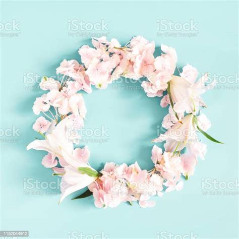 꽃 조성 물 화 환은 파스텔 블루 배경에 분홍색과 흰색 꽃으로 만들어졌습니다 플랫 레이 평면도 복사 공간 정사각형 0명에 대한
