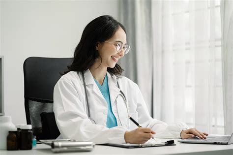 노트북 컴퓨터로 작업하고 서류를 작성하는 의사 방에서 25 29세에 대한 스톡 사진 및 기타 이미지 25 29세 가격 개념 Istock