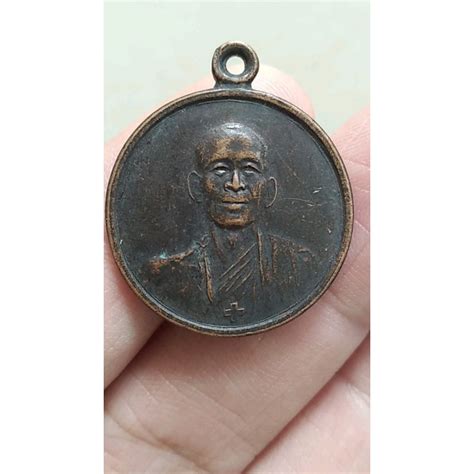 เหรียญหลวงพ่อโอภาสี วัดพุทธบูชา อาศรมบางมด กรุงเทพ หลังยันต์สวัสดิกะ กำกับคาถา ตอกปี พ ศ 2542