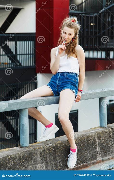 Sexig Flicka Som Suger En Klubba Arkivfoto Bild Av Stad Barn 72674912