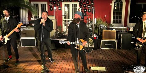 Video Tim Armstrong Und Jesse Michaels Performen Sound System