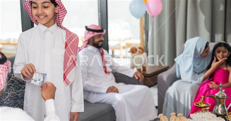 أجواء العيد في المجتمع العربي السعودي تقديم العيدية للأحفاد التجمعات