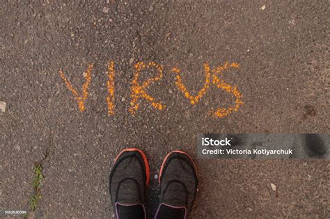바이러스라는 단어는 아스팔트에 영어로 분필로 쓰여지고 여성 다리 옆에는 평면도가 있습니다 개념에 대한 스톡 사진 및 기타 이미지 개념 개념과 주제 거리 Istock