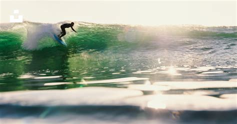 Une Personne Sur Une Planche De Surf Sur Une Vague Dans Locéan Photo