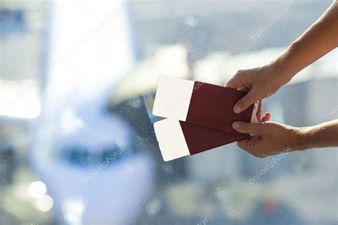 Pasaportes de primer plano y tarjeta de embarque en el aeropuerto avión de fondo interior 2023