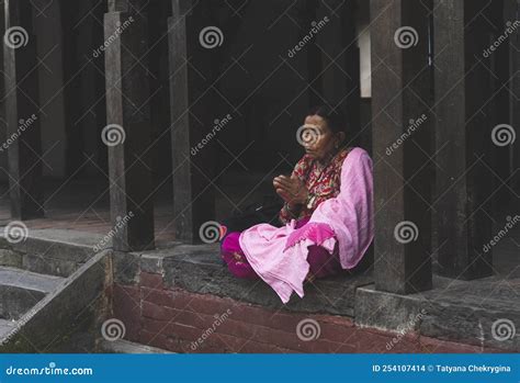 Kathmandu Nepal 11 De Agosto De 2022 Mujer Rezando En El Templo Con