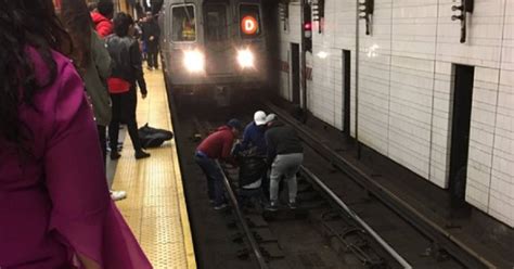Un Homme Tombe Sur Les Voies Du Métro La Tragédie A été évitée De