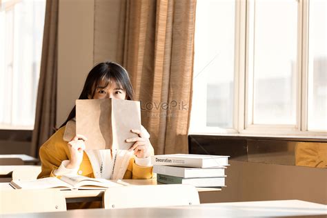 교실에 앉아 여성 대학생 사진 무료 다운로드 Lovepik