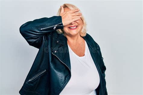 Mujer Rubia De Mediana Edad Con Chaqueta De Cuero Sonriendo Y Riendo