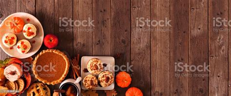파이 전채 및 디저트의 가을 테이블 장면 코너 테두리 배너 복사 공간이있는 나무 배경 위에 상단보기 0명에 대한 스톡 사진 및 기타 이미지 Istock