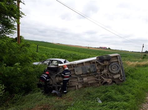 FOTO VIDEO Accident cu trei victime Două mașini s au ciocnit apoi una s a răsturnat