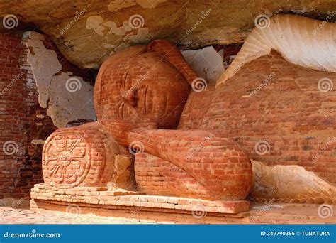 Reclining Buddha Statue Pidurangala Royal Cave Temple Pidurangala