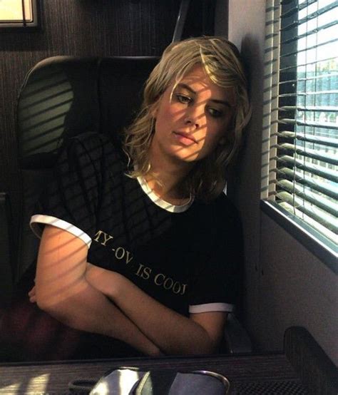 Pin By Dean Meisch On Wolf Alice Guitar Girl Women In Music Wolf Alice