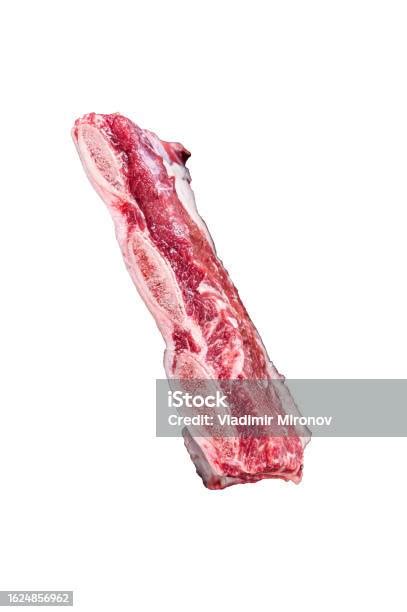 신선한 원시 송아지 고기 짧은 갈비는 허브와 함께 나무 쟁반에 있습니다 고품질 격리 흰색 배경입니다 갈비 소고기에 대한 스톡