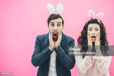 분홍색 배경에 사랑에 커플 토끼의 귀에서 아름다운 마초 또는 남자 친구와 귀여운 여자 아름다운 여자 또는 여자 친구 옆집 그들은