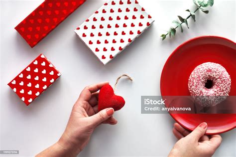 발렌타인 데이 플랫 레이 하트 디자인의 상단 보기 유칼립투스와 기하학적 흰색과 빨간색 배경 선물 상자 분홍색 도넛과 손에 마음 14에 대한 스톡 사진 및 기타 이미지