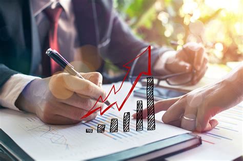 차트 및 그래프를 보여주는 그들의 성공적인 팀워크의 결과 논의 하는 기업 들 가리키기에 대한 스톡 사진 및 기타 이미지 가리키기 개념 경영자 Istock