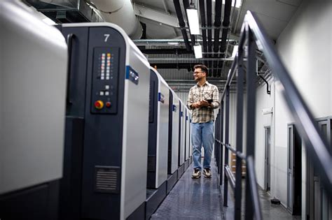 최신 오프셋 인쇄 기에서 인쇄 품질과 색상 일치를 확인하는 전문 그래픽 디자이너 관리자 Cmyk에 대한 스톡 사진 및 기타 이미지 Cmyk 경영자 공장 산업 건물