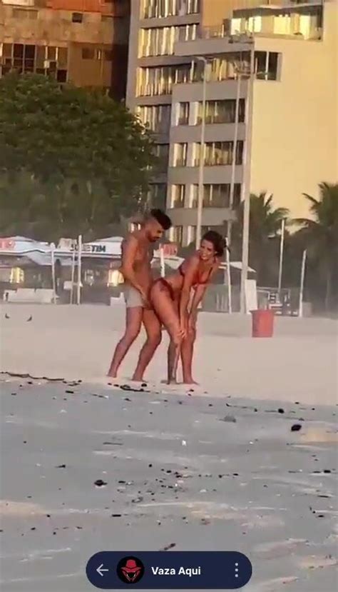 Coppia Amatoriale Che Fa Sesso Sulla Spiaggia Durante Il Giorno A Rio