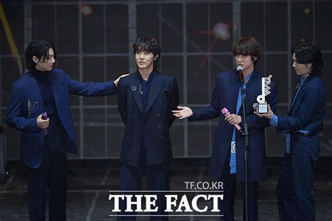 Tma포토 더팩트 뮤직 어워즈 7관왕 영예 트로피 들어올린 방탄소년단 포토 기사 더팩트
