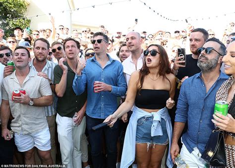 Anzac Day Australia Crowds Pack Pubs And Clubs To Play Two Up Daily Mail Online