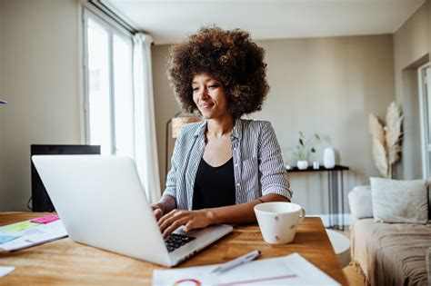 현대 가정에서 일하기 위해 노트북을 사용하는 아프리카 계 미국인 사업가 가정 생활에 대한 스톡 사진 및 기타 이미지 가정 생활 기업가 미소 Istock