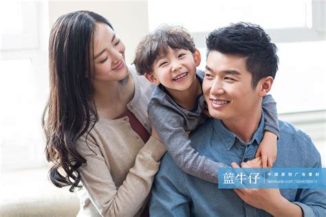 快乐的年轻家庭 蓝牛仔影像 中国原创广告影像素材