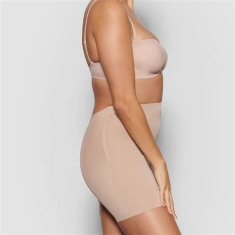 Skims Sheer Sculpt Low Back Short Gem