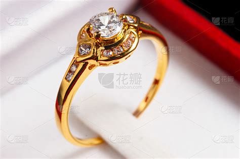 黄金钻石戒指