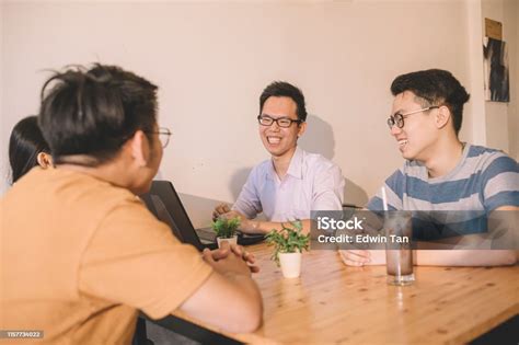 4 아시아 중국 젊은 성인 사교 모임 및 캐주얼 토론 하는 카페에 앉아 20 29세에 대한 스톡 사진 및 기타 이미지 20 29세 고객 긍정적인 감정 표현 Istock