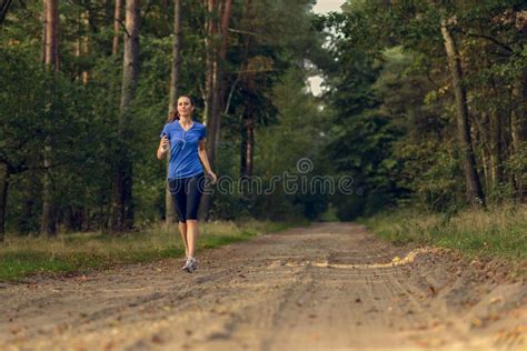 Атлетическая женщина вне Jogging в лесе Стоковое Изображение
