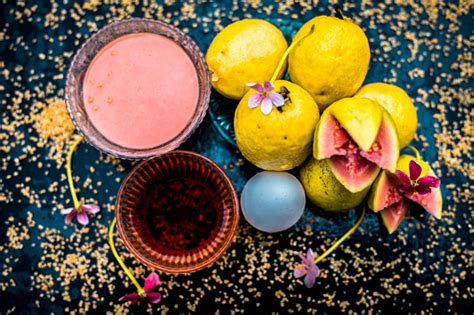 꿀 구아바 펄프 달걀 노른자 및 일부 오트밀로 구성된 나무 표면에 얼굴 마스크의 도움으로 건조한 피부의 치료 잘 원료와 함께 유리 그릇에 혼합 0명에 대한 스톡 사진 및