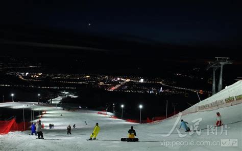 新疆阿勒泰：夜场滑雪 乐享冰雪运动 人民图片网