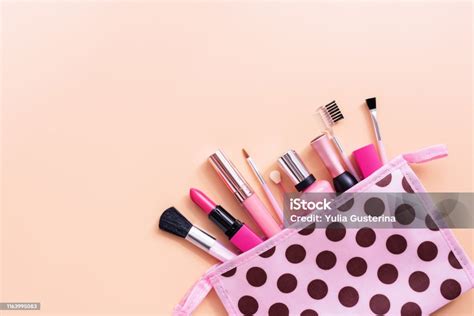 파스텔 핑크 배경에 화장품 가방에 여성의 메이크업을위한 화장품의 다양한 상단보기 평평한 평신도 복사 공간 화장품 가방에 대한