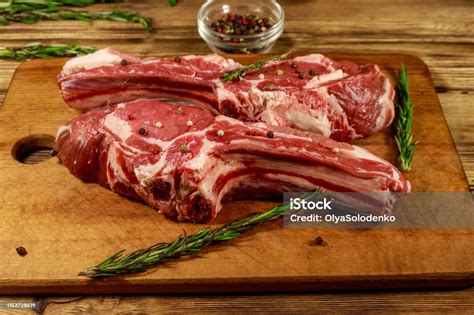 나무 테이블에 향신료와 로즈마리와 뼈에 원시 신선한 쇠고기 갈비 눈 스테이크 Entrecôte에 대한 스톡 사진 및 기타 이미지