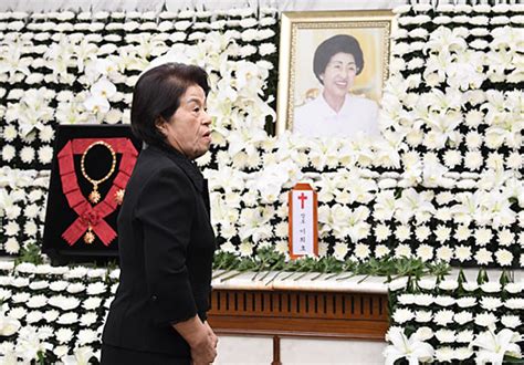 Dj 정적 전두환 부인 이순자씨도 조문 1분만에 떠나