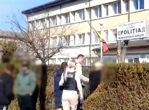 VIDEO Trei Barbati Retinuti In Urma Unui Scandal Urias Petrecut In