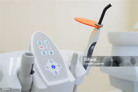 치과 Uv 경화 라이트 램프입니다 자외선 중 합 빛 도구와 오렌지 차단 유리 치아 관리 개념입니다 레이저에 대한 스톡 사진 및
