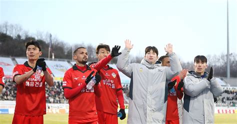 파란색 대신 빨간색 유니폼 충남아산fc 팬들 화난 이유